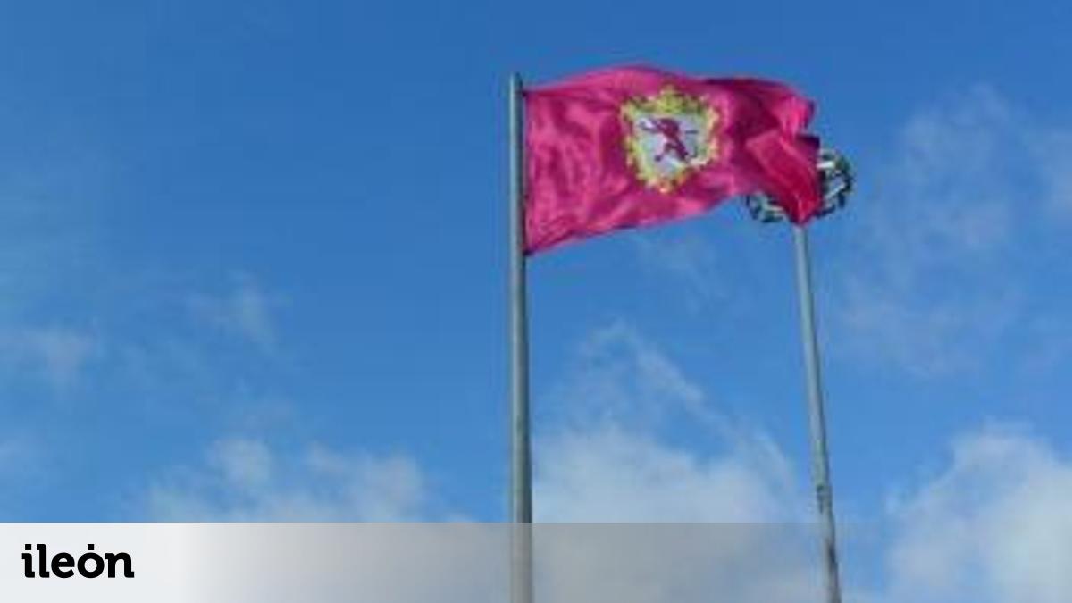 León estrena bandera en la glorieta de Carrefour