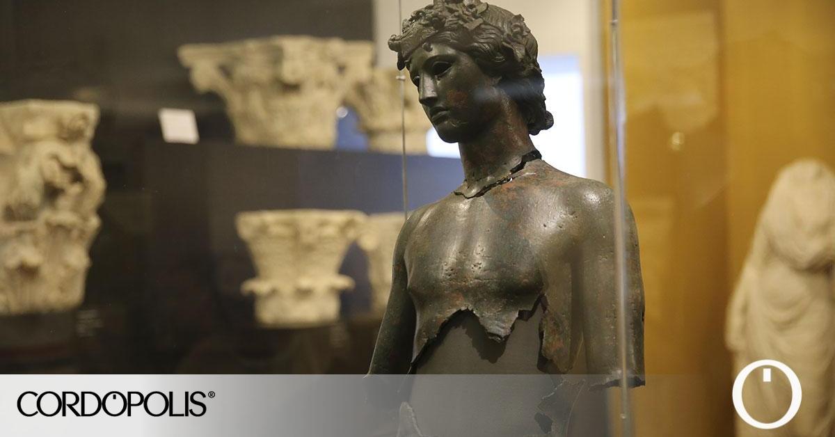 Córdoba ya expone dos de los ocho únicos efebos de bronce que hay en el ...