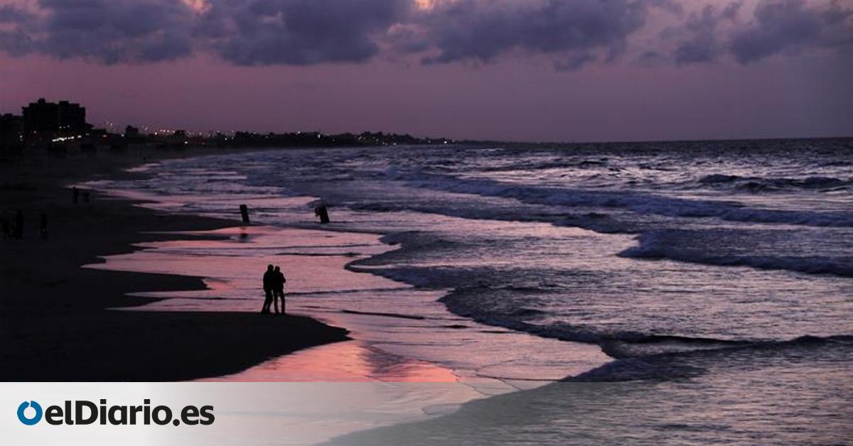 Los niños de Gaza nadan en playas inundadas de aguas residuales