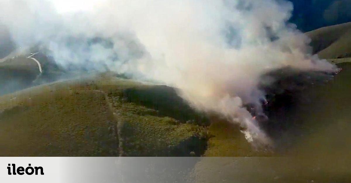 Medios de extinción trabajan en un incendio originado este lunes en Las ...