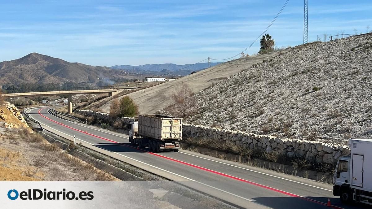 The DGT implants the new continuous red line on maximum risk roads ...