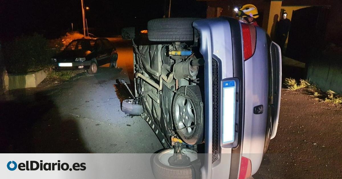 Colisión de dos vehículos en El Paso con un vuelco