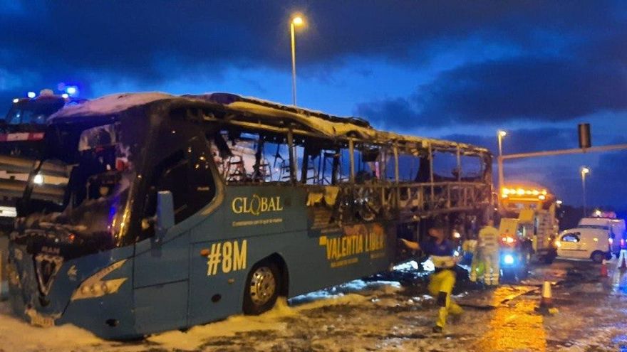 Una guagua provoca un aparatoso incendio frente al Hospital Doctor Negrín