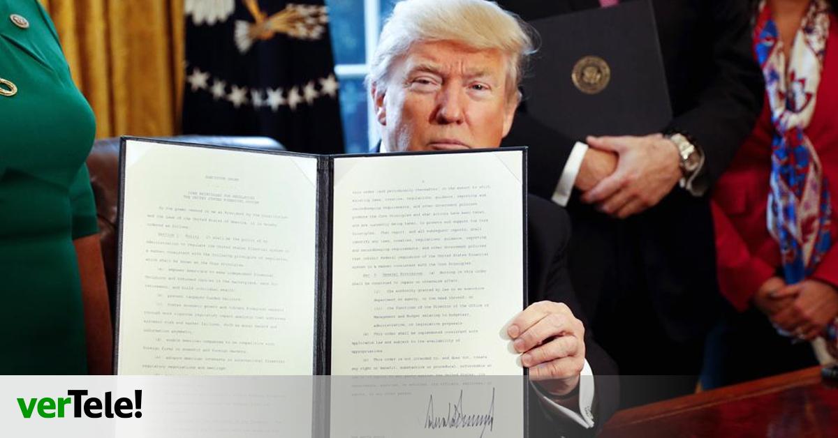 El meme viral de Trump y su carpeta se acopla en nuestra TV