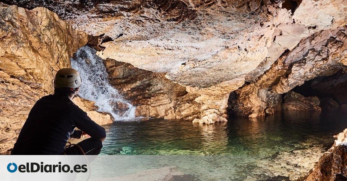 Espeleología en la cueva de los Chorros donde nace el río Mundo, una ...