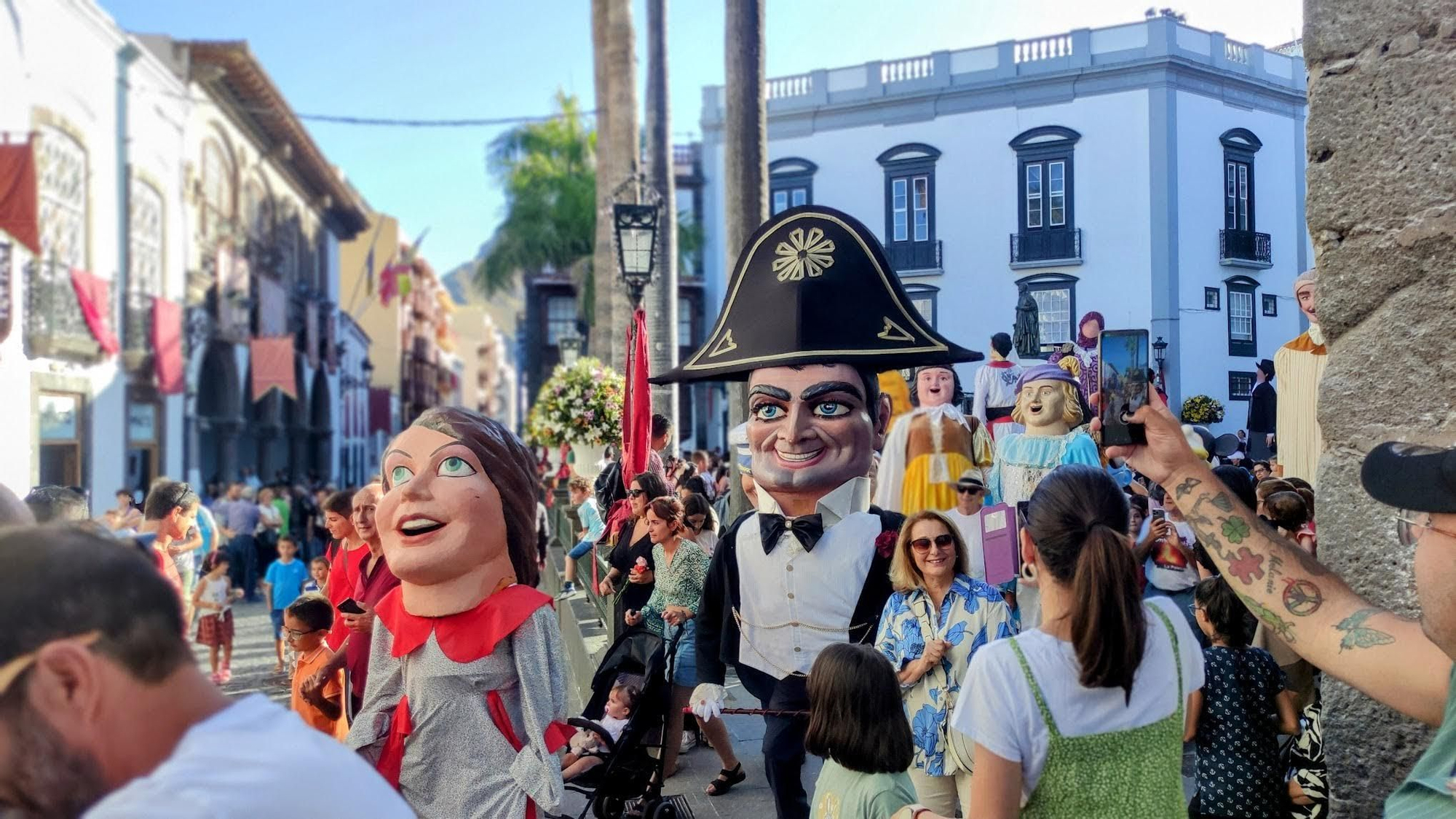 Mascarones y gigantes ‘bailan’ de nuevo en Santa Cruz de La Palma en ...