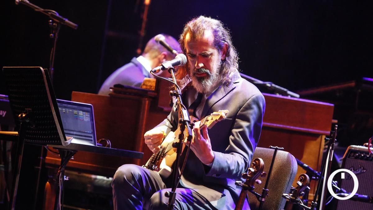 El músico argentino Gustavo Santaolalla deshace el camino de su ...