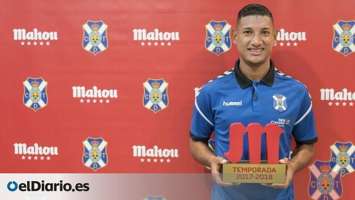 Bryan Acosta recibe el premio al mejor jugador del Tenerife de la temporada