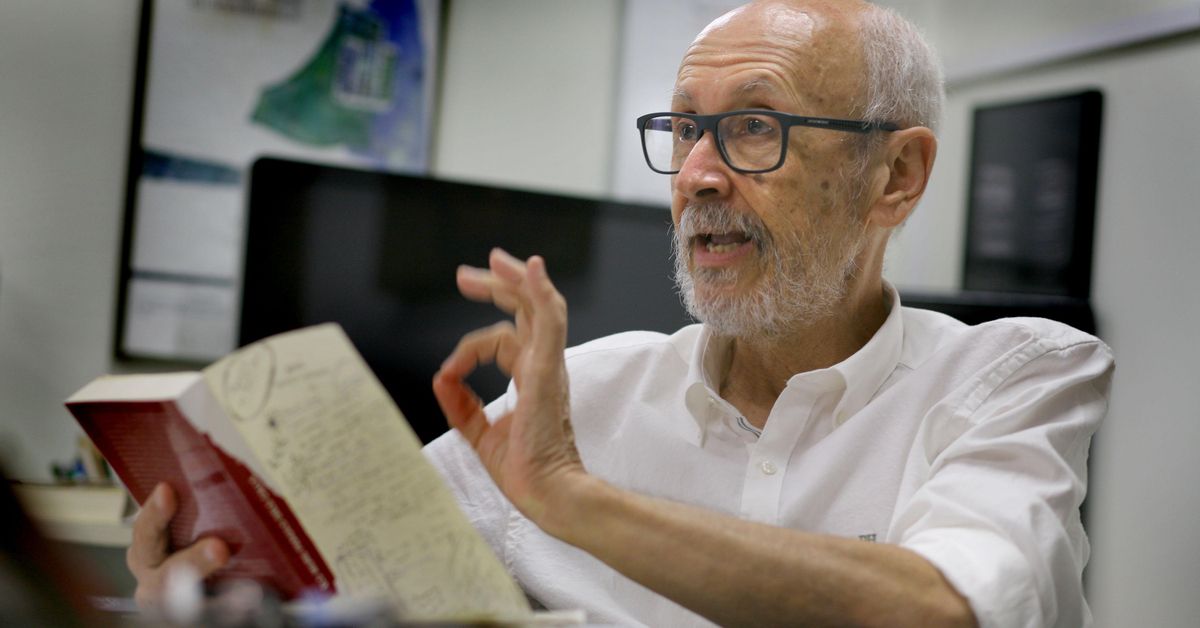 Vicent Olmos: “No renegue de cap dels llibres que he publicat”