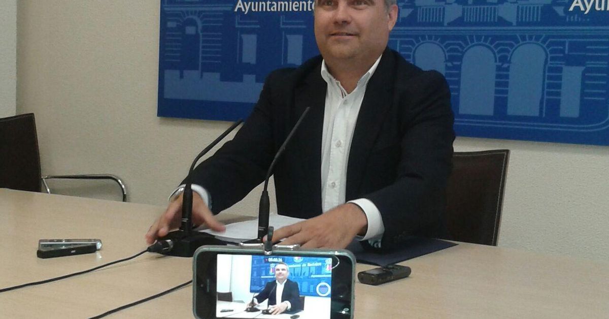 El alcalde de Badajoz ratifica como concejal a Alberto Astorga