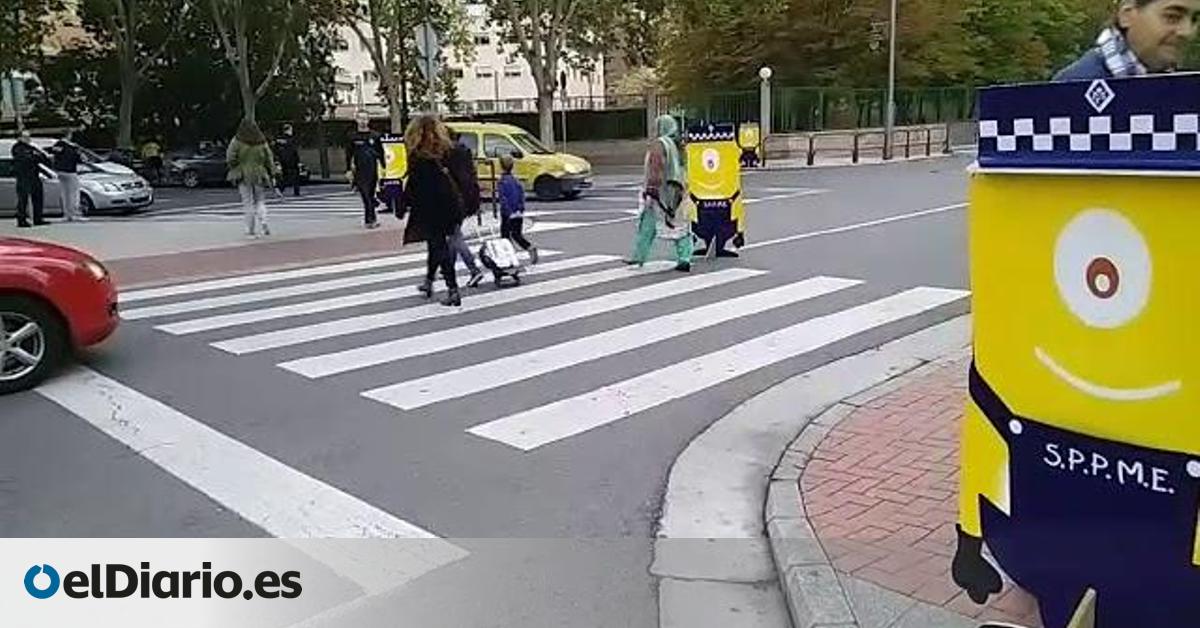 Minions dirigiendo el tráfico