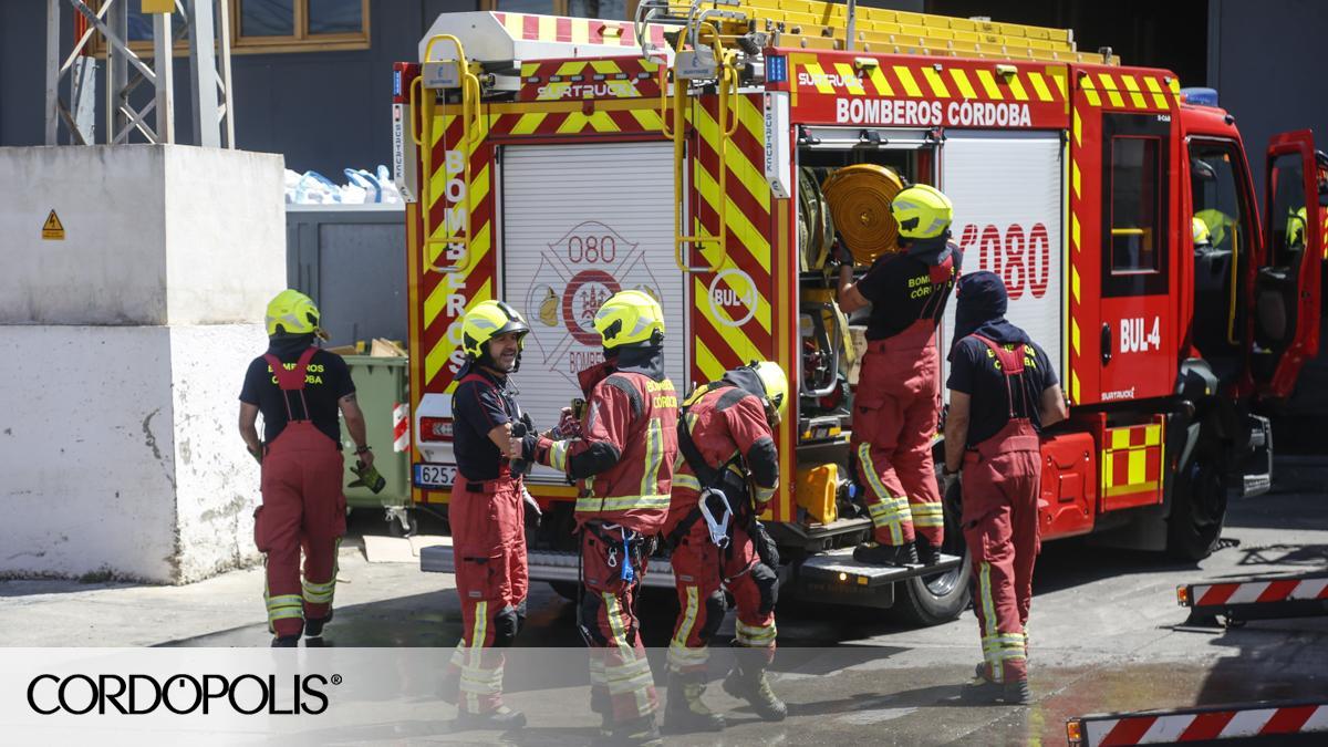 Los bomberos acuden a sofocar un incendio en un bazar