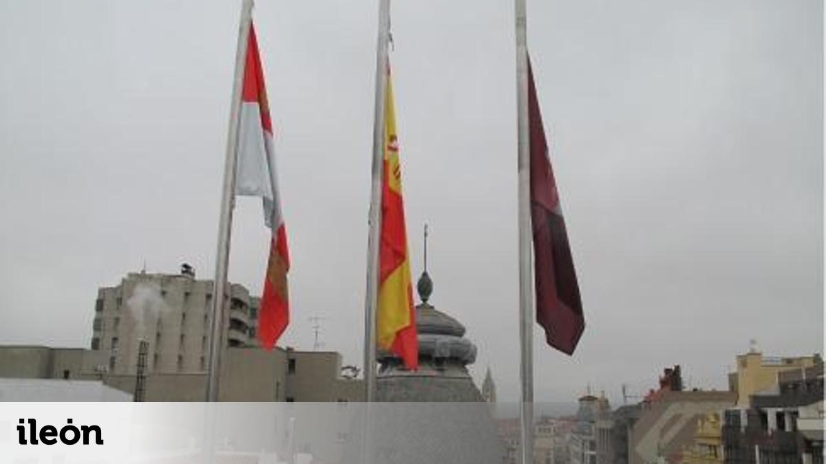 EL Ayuntamiento luce nuevas banderas