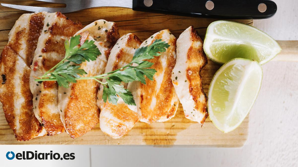 Cómo marinar el pollo con yogur y especias para conseguir una textura ...