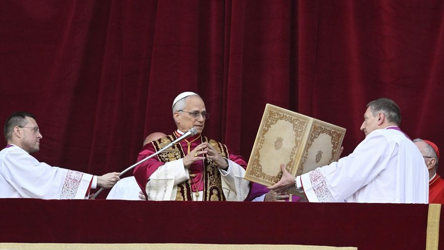 Empieza la primera misa oficiada por el papa León XIV