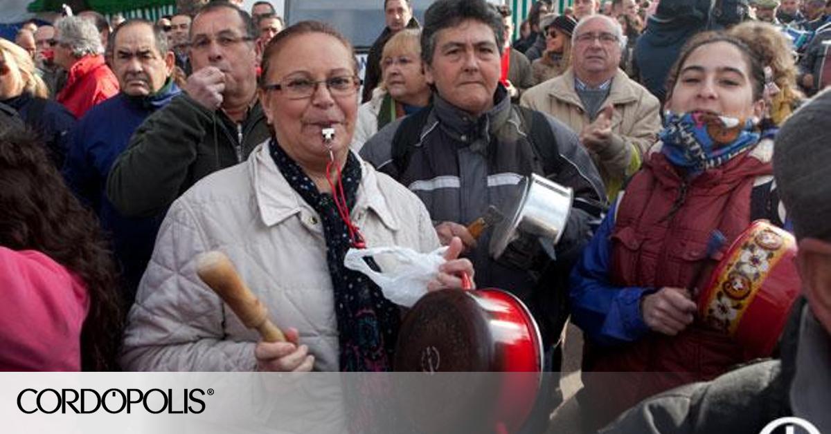 500 cacerolas de Belmez frente a la Subdelegación