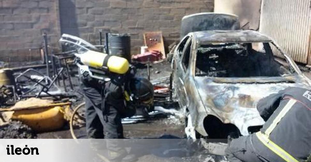 Un incendio calcina varios vehículos en una nave de materiales de construcción