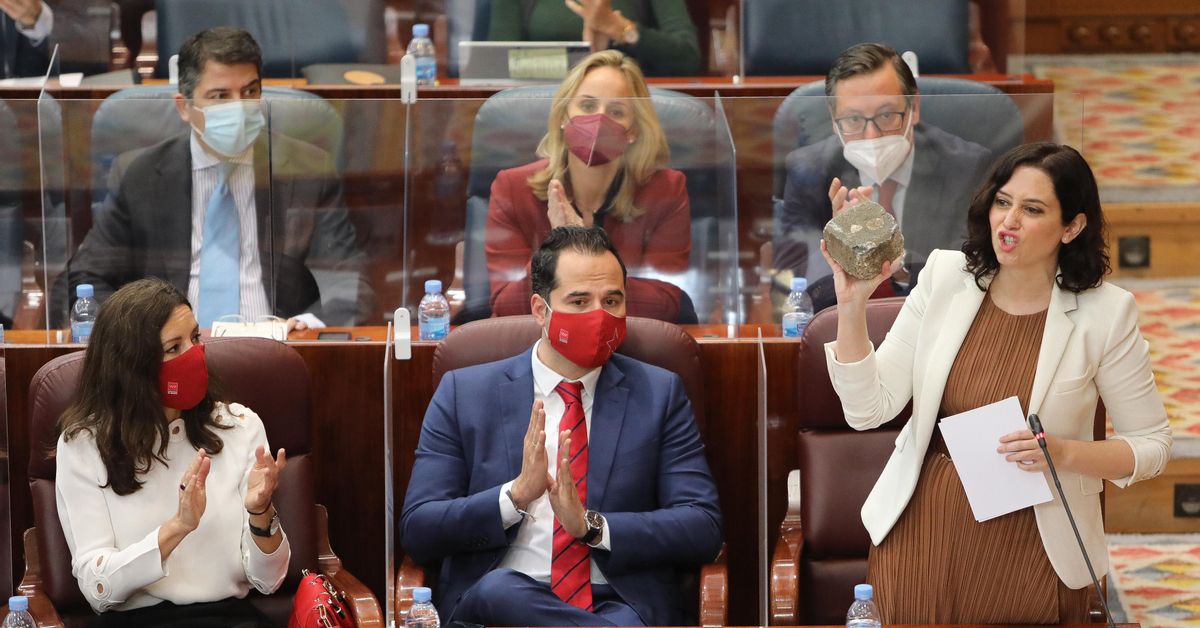 Con dos cubatas en un karaoke