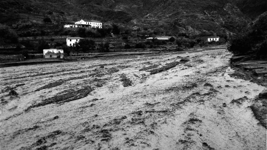 Medio siglo de la riada que arrasó La Rábita, el pueblo que teme la lluvia