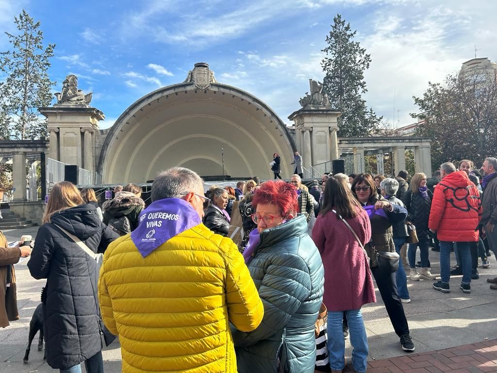 Manos moradas en El Espolón contra la violencia machista