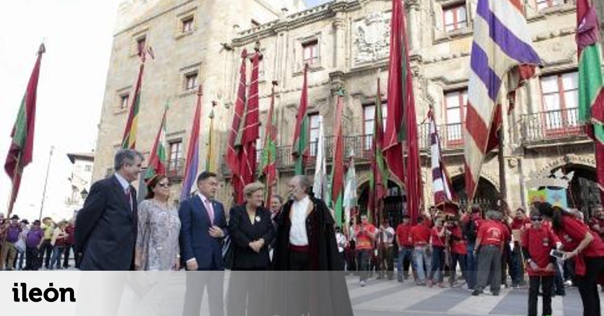 León presume de pendones en Asturias para celebrar su día