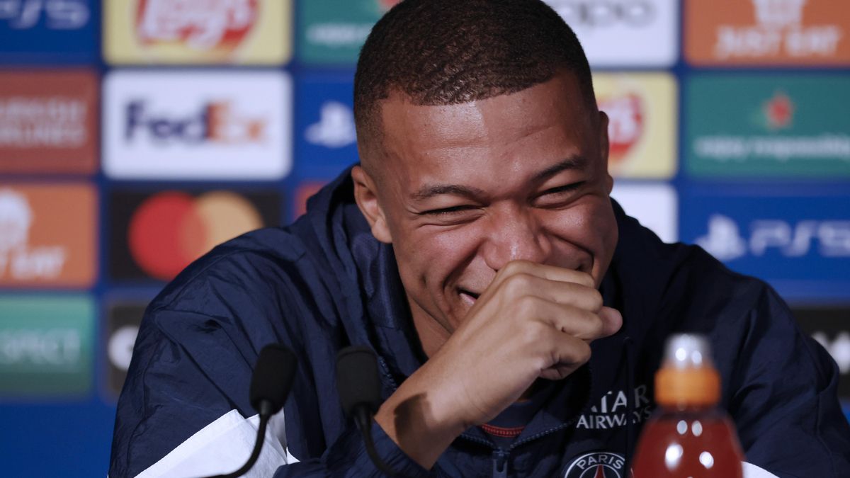 Mbappé y el entrenador del PSG se ríen cuando un periodista plantea que ...