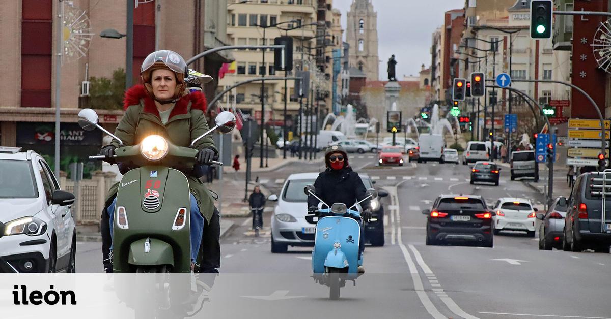 Las 'scooter' transportan a León a otros tiempos sobre dos ruedas