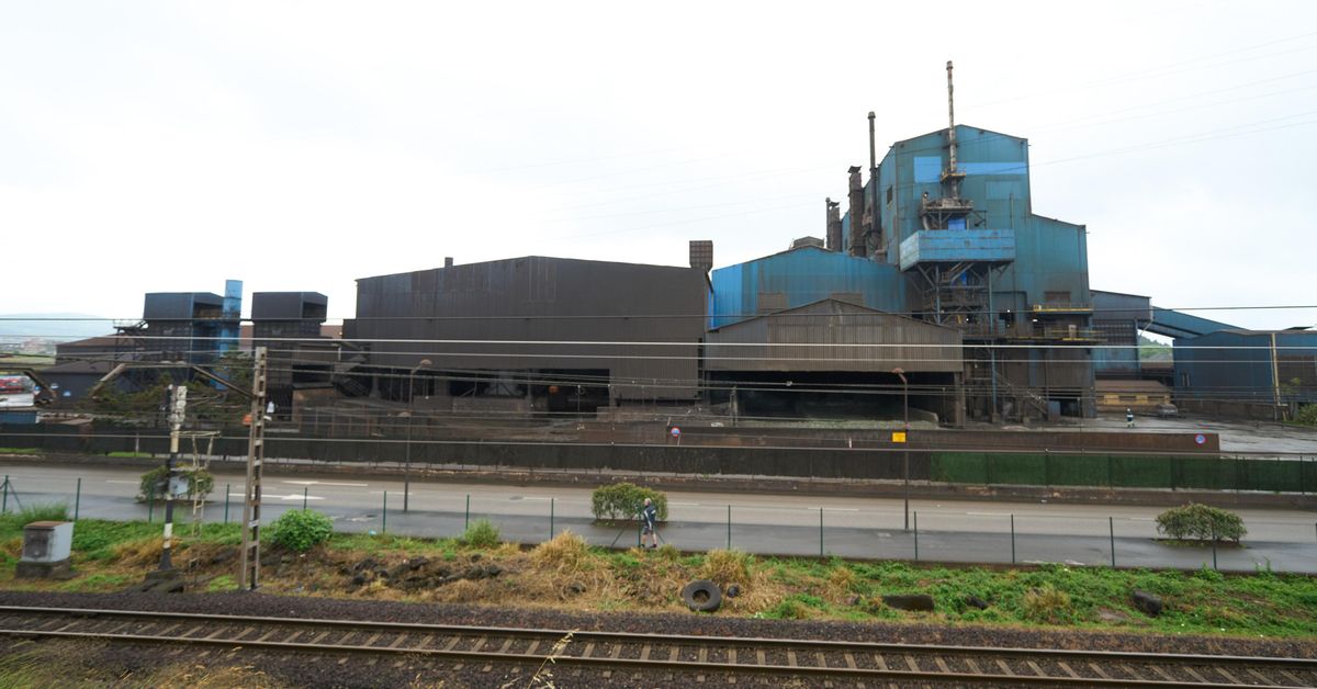 Ferroatlántica apaga el único horno activo en la planta de Boo