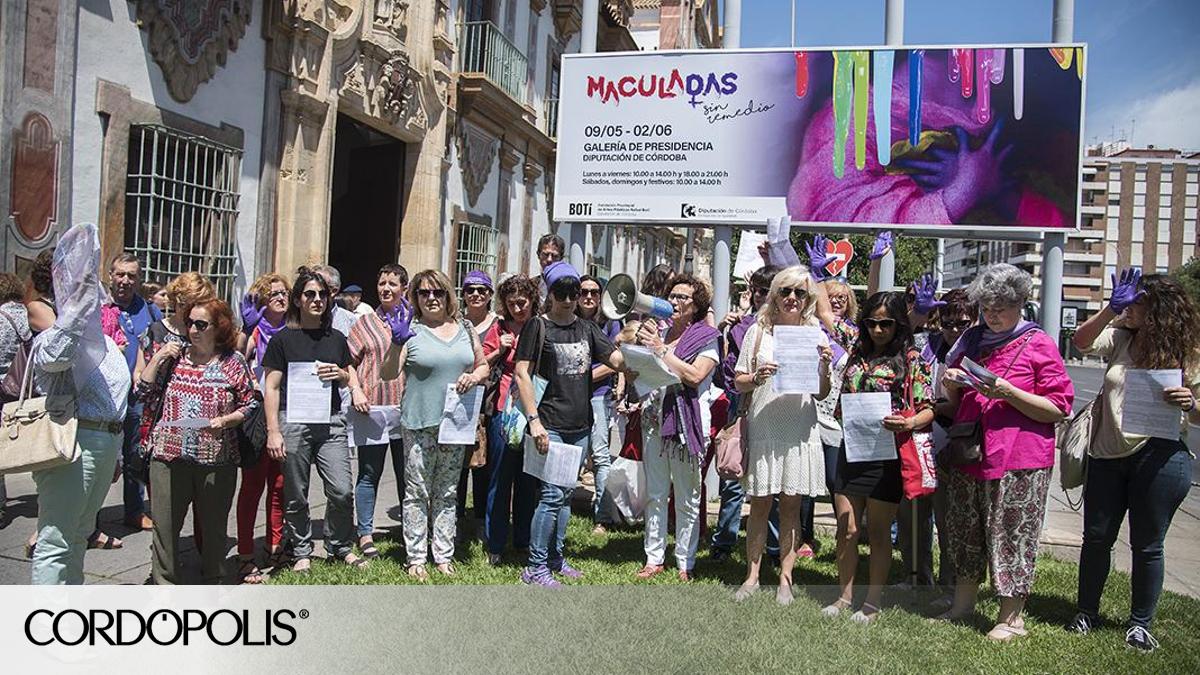 Colectivos feministas protestan por la retirada del cuadro atacado: “Es ...