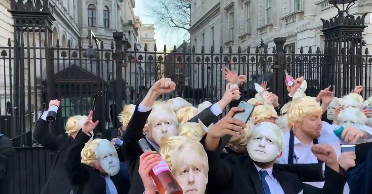 Un grupo de 'clones' de Johnson monta una 'rave' a las puertas de ...