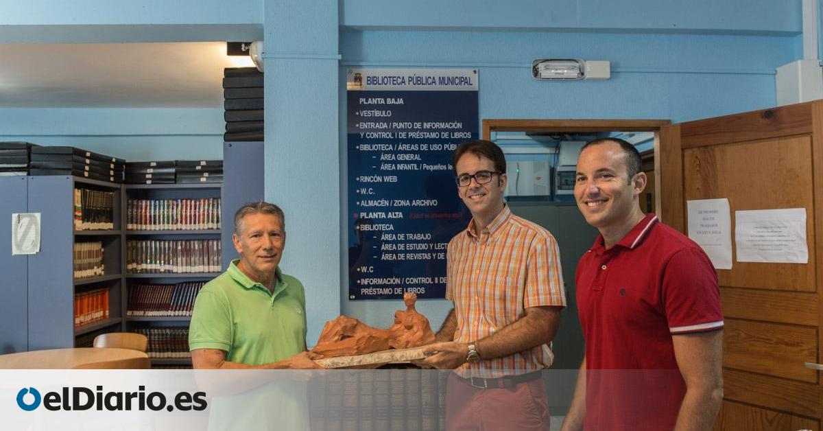 El escultor José Pedro Sabina hace entrega de una obra a la biblioteca ...