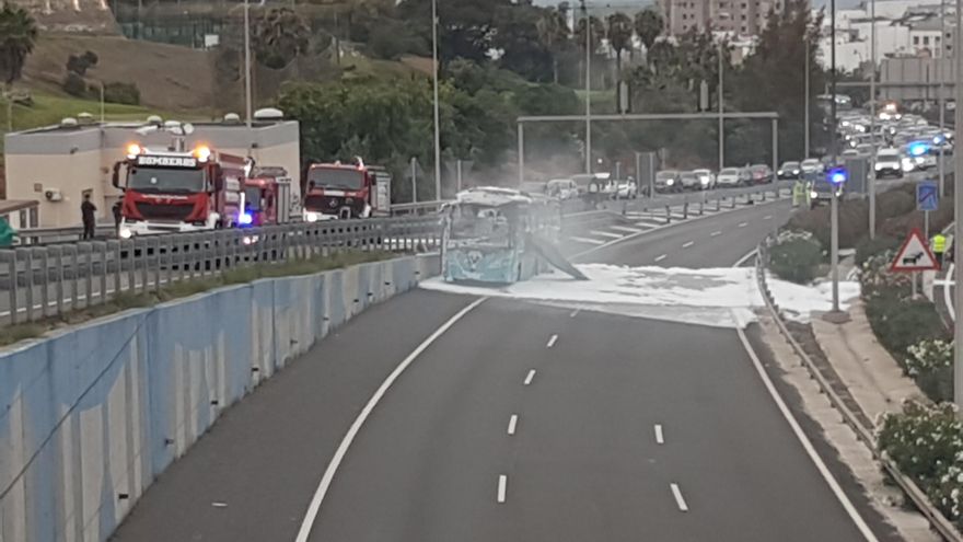 Una guagua provoca un aparatoso incendio frente al Hospital Doctor Negrín