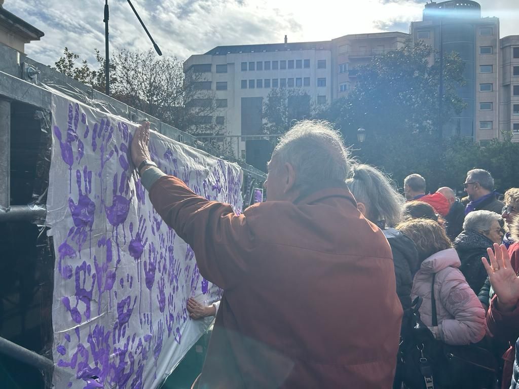 Manos moradas en El Espolón contra la violencia machista