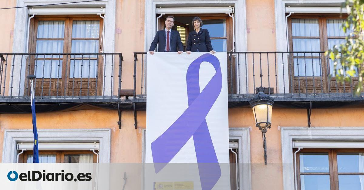 El despliegue de un gran lazo morado inicia la conmemoración del Día de ...
