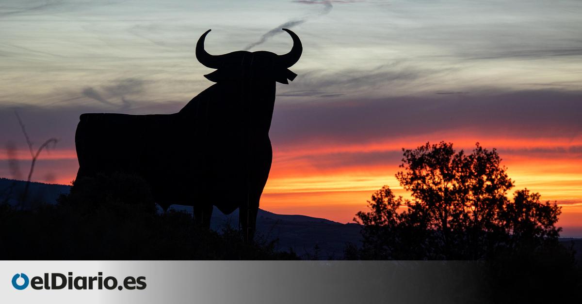 La familia que cuida desde hace 60 años del toro de Osborne