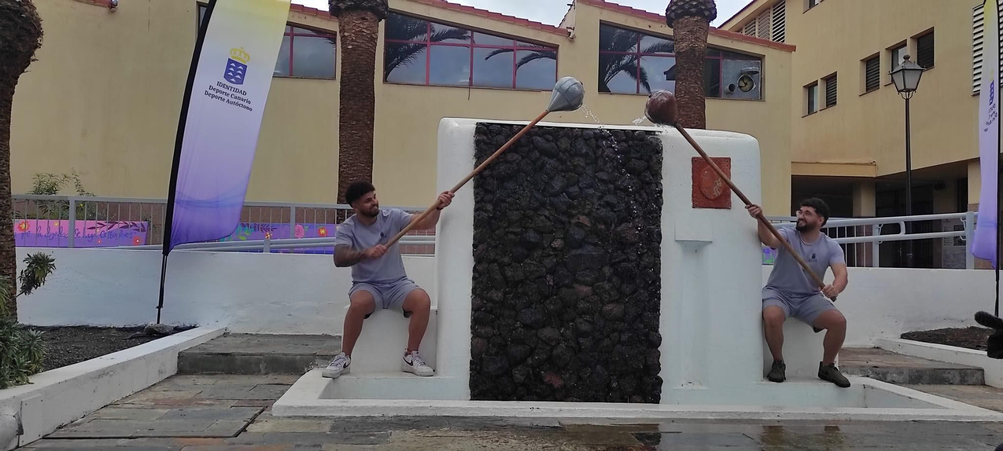 Exhibición del riego del calabazo y del juego palo en el IES Pérez ...