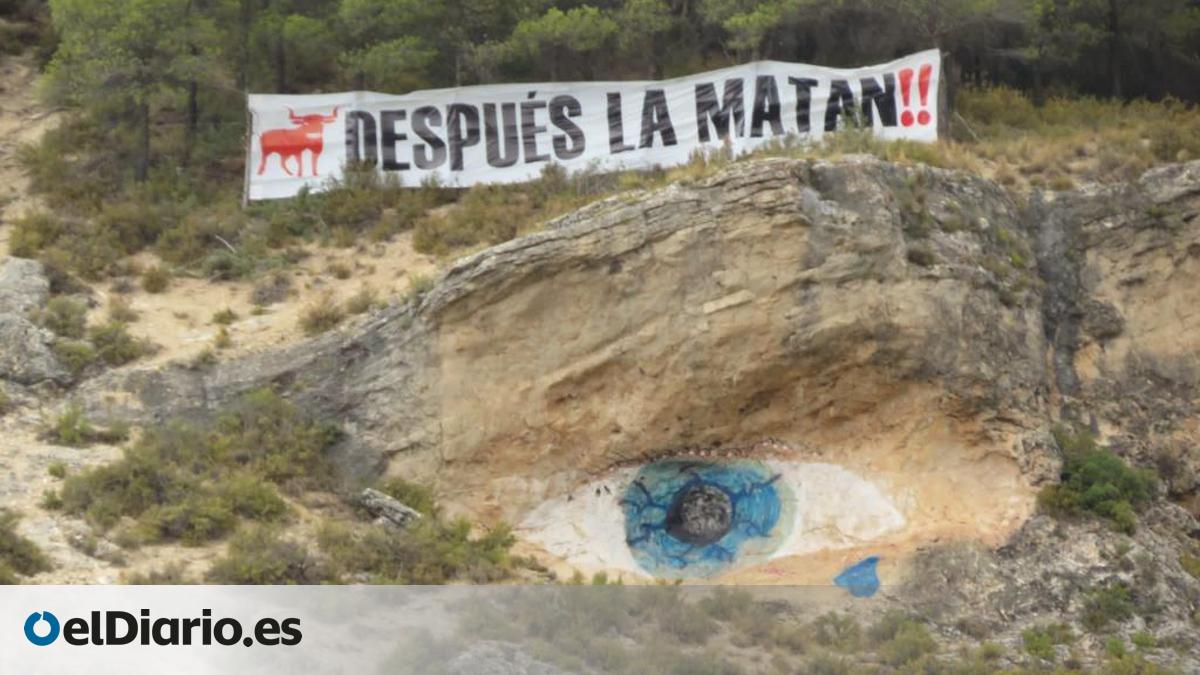 Una pancarta anónima de protesta contra el maltrato animal en las ...