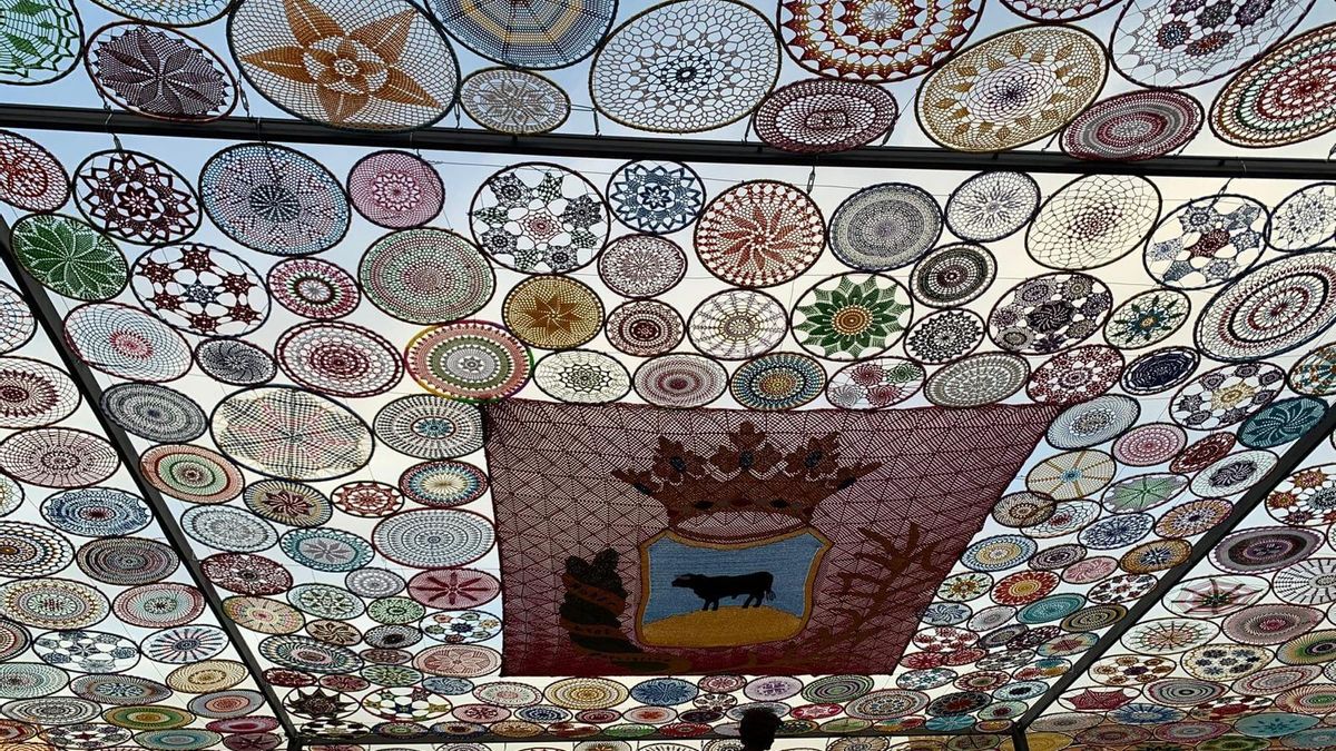 Montoro luce un enorme manto de croché que da color y sombra al pueblo