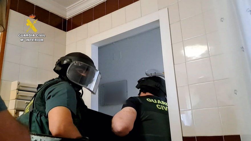 VÍDEO: Detenido un hombre tras amenazar a su pareja con una catana y atrincherarse con un ...